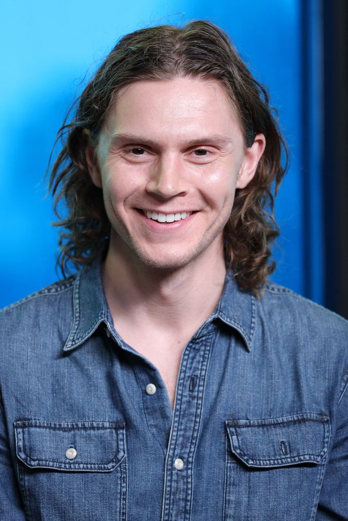 Carachtar Tearmainn Evan Peters So Ernst Nahm Evan Peters Die Rolle