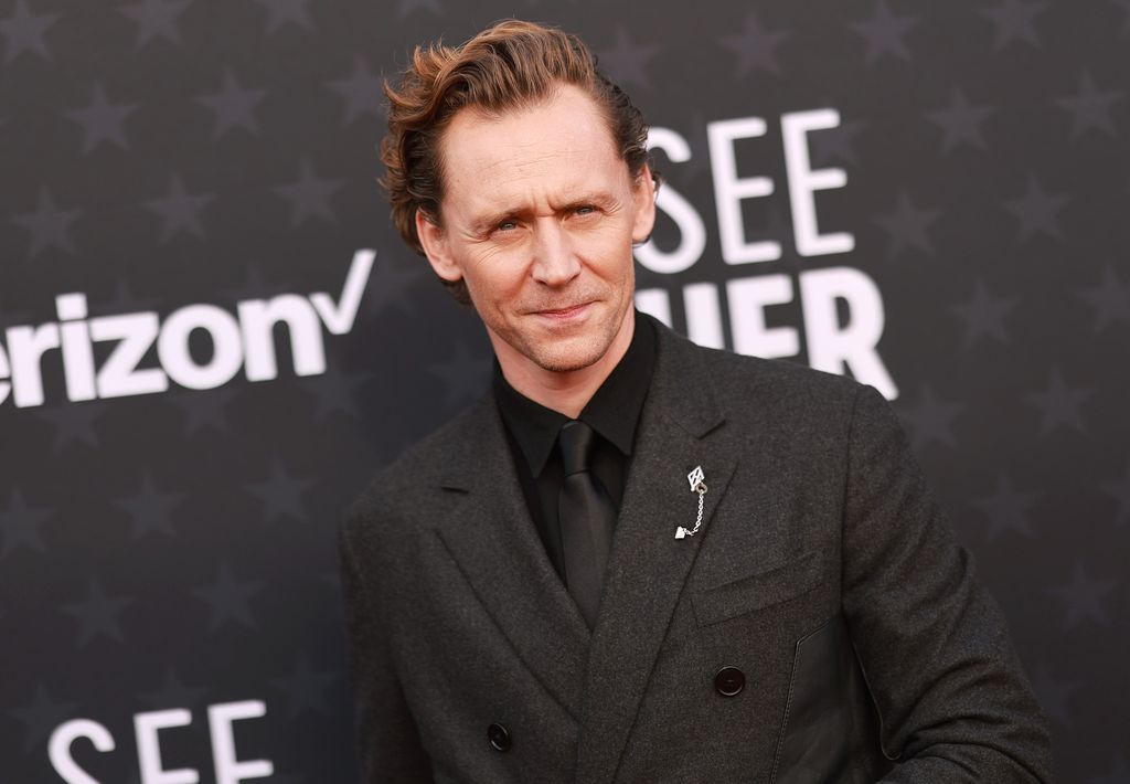 Tom Hiddleston Stellt Fotoshooting Zur Schau Tom Hiddleston: Latest