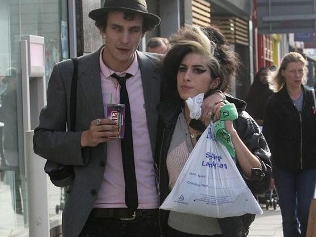 Amy Winehouse feiert wieder mit ihrem Ex! | Promiflash.de