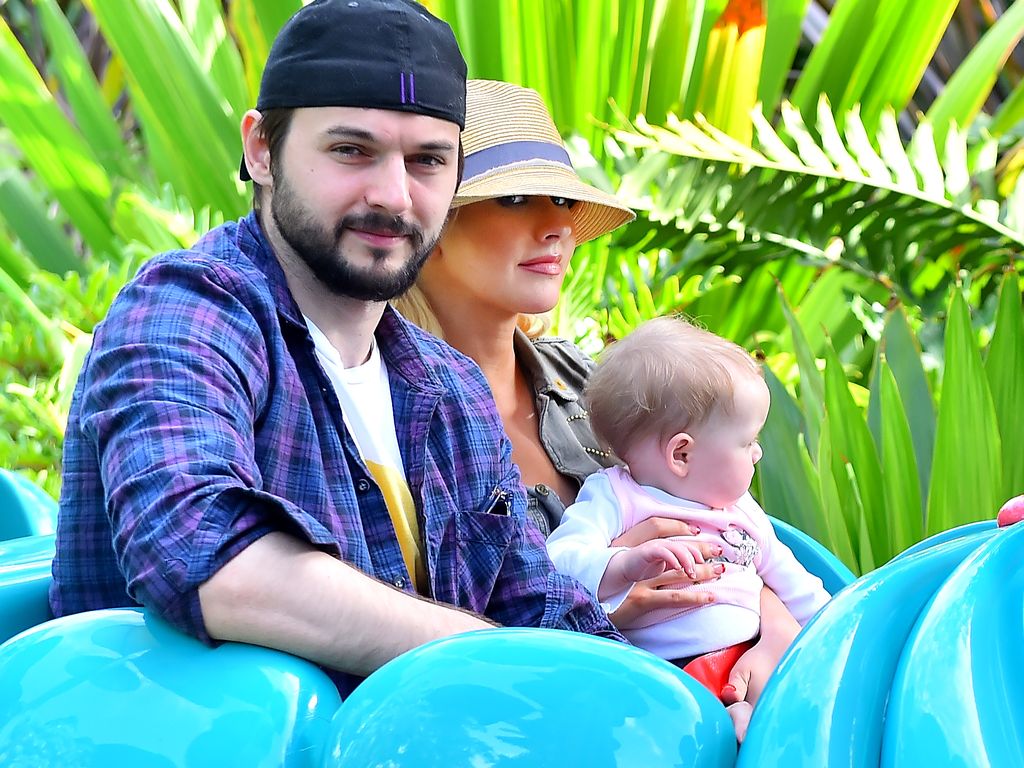 Familien-Foto: Christina Aguilera mit Töchterchen unterwegs | Promiflash.de