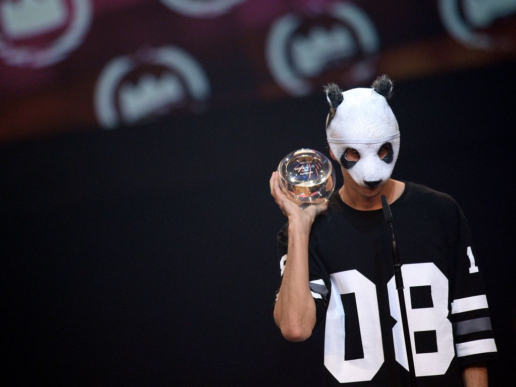 Cros Flaschen-Attacke: Management weiß nichts von Anzeige! | Promiflash.de