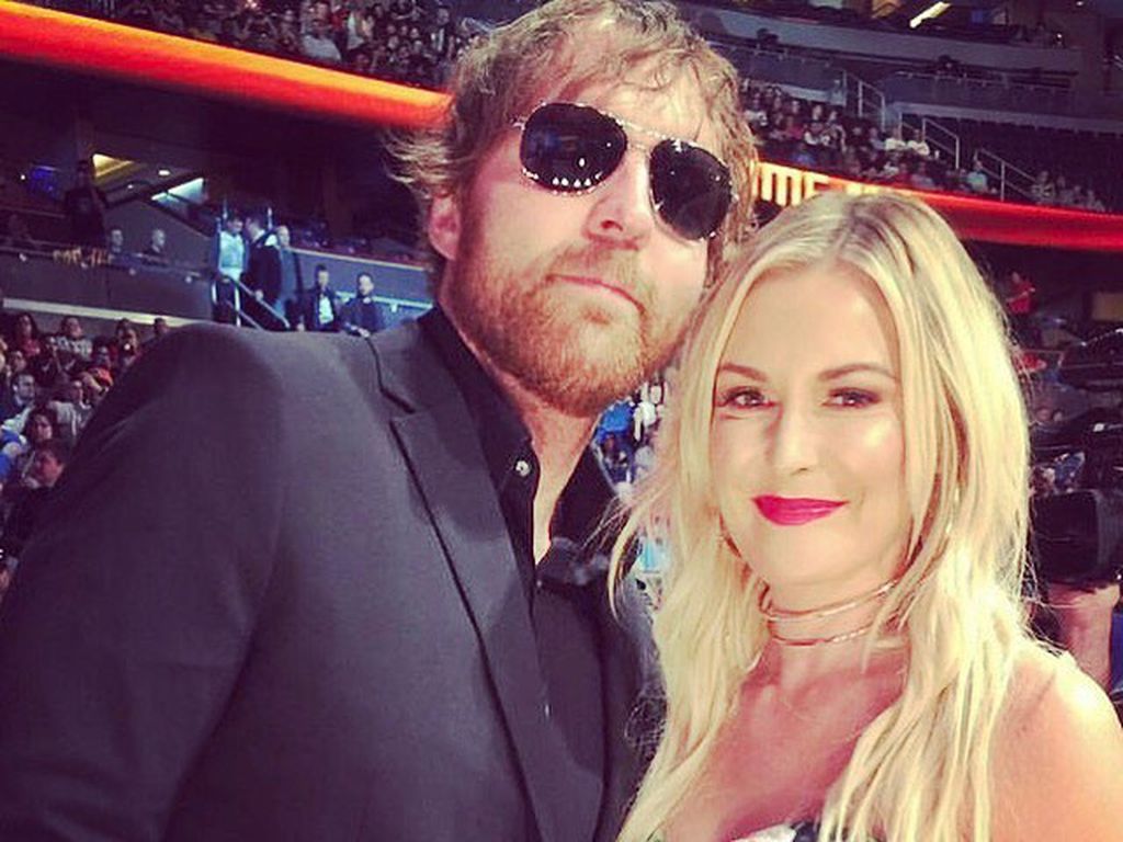 Ganz heimlich: WWE-Star Dean Ambrose heiratet Kollegin! | Promiflash.de