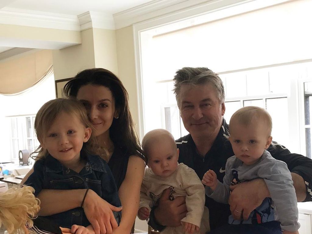 Wie süß! Alec Baldwins jüngste Kids gratulieren zum B-Day! | Promiflash.de