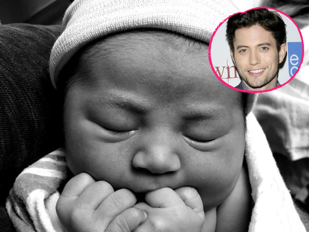 Kurz nach der Geburt: So süß schläft Jackson Rathbones Baby | Promiflash.de