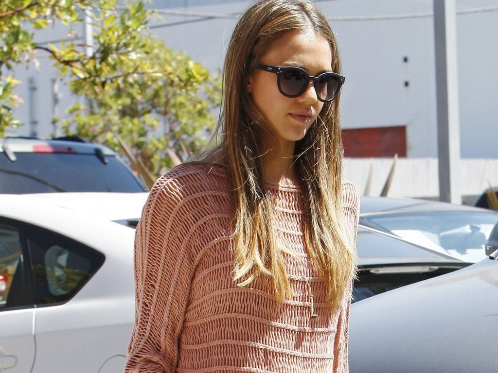 Figur versteckt! Jessica Alba im Schlabber-Outfit | Promiflash.de