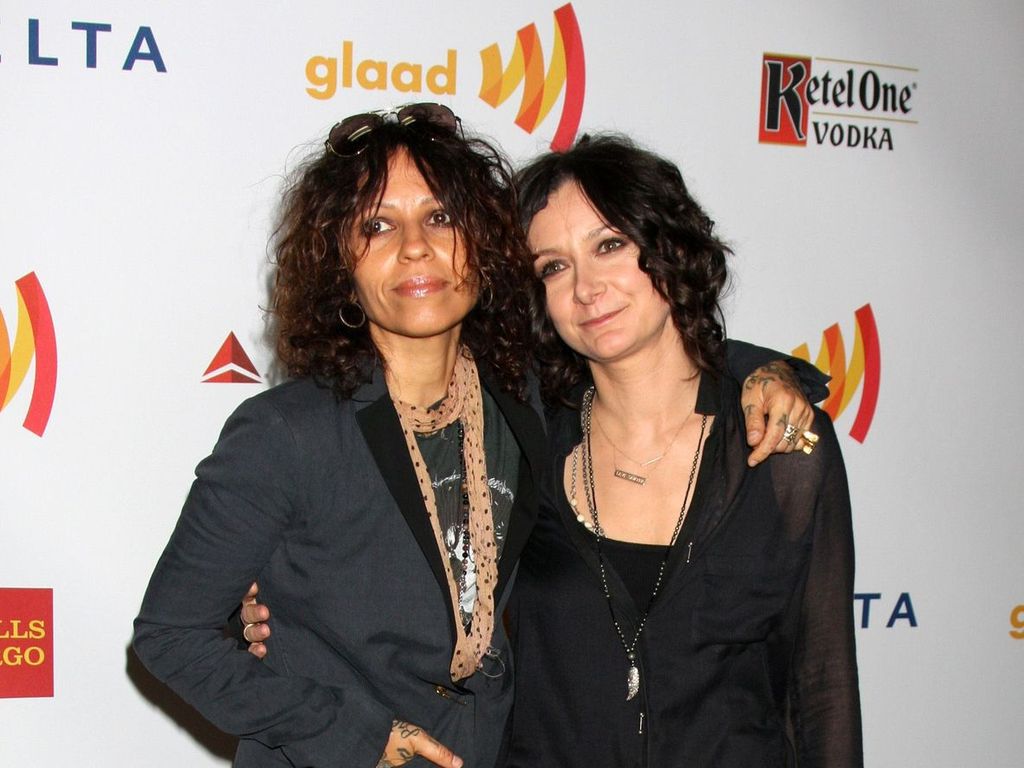 TBBT-Sara Gilbert & Linda Perry haben sich verlobt | Promiflash.de