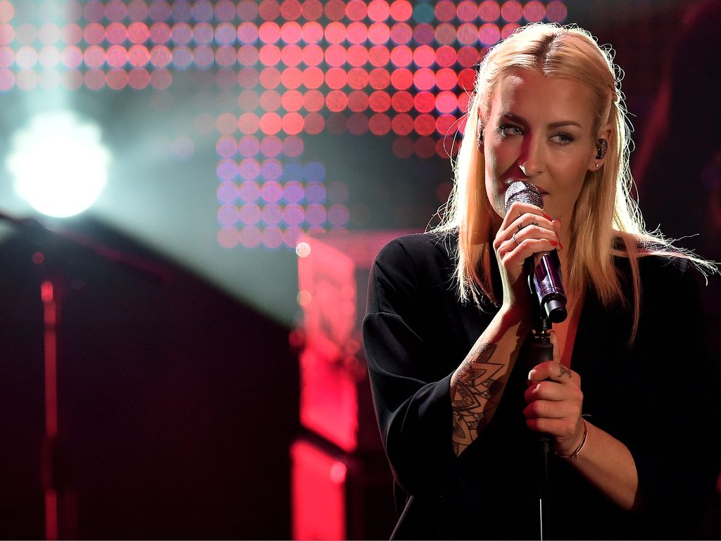 Im 6. Monat! Sarah Connor stürmt mit Baby-Bauch die Bühne | Promiflash.de