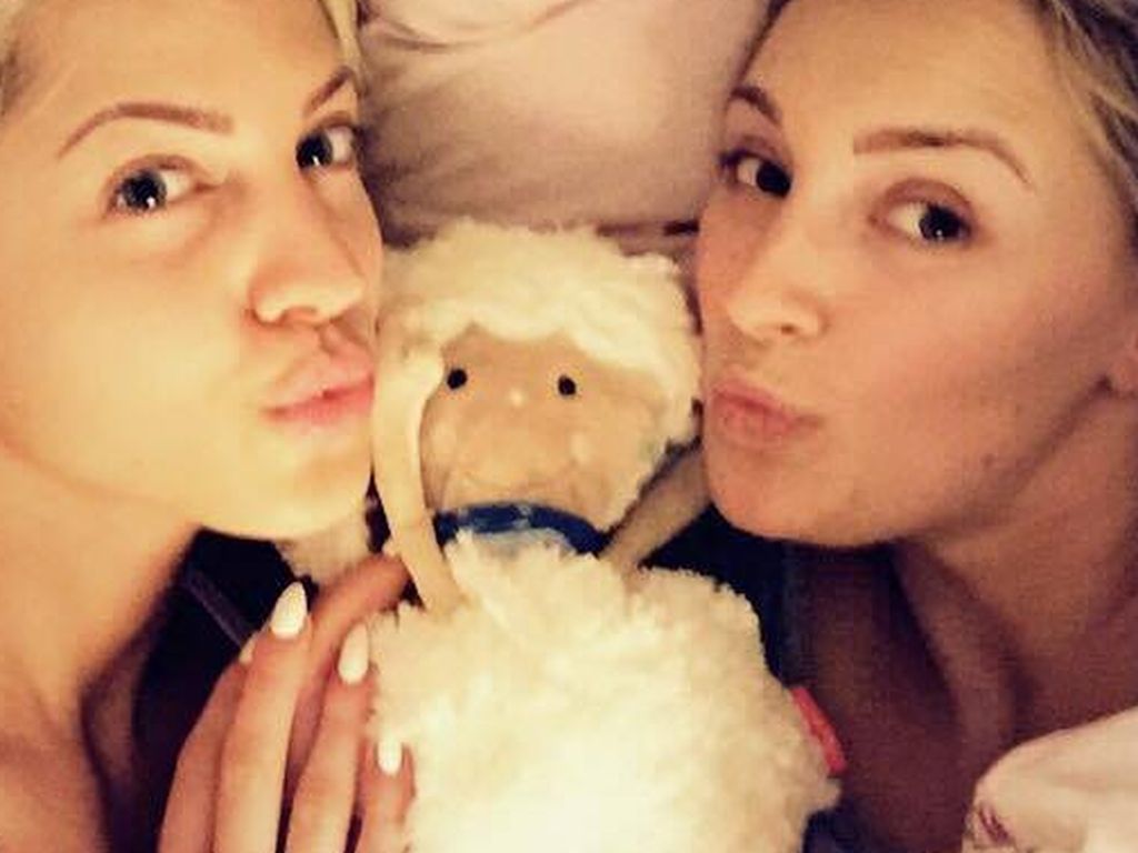 Bachelor-Freundinnen: Sarah & Caro kuscheln | Promiflash.de