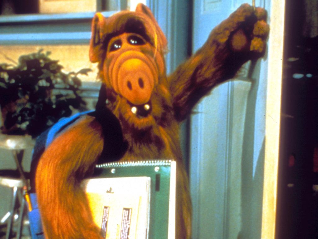 Er spielte den Alien: ALF-Darsteller Michu Meszaros ist tot | Promiflash.de