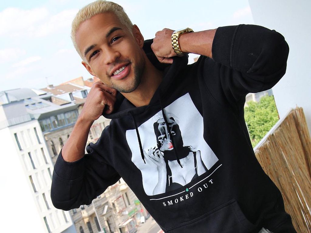 Total verändert: Wie gefällt euch Simon Desues neuer Look? | Promiflash.de