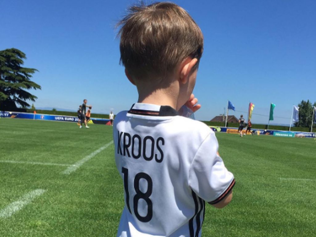 Süßer Support: Toni Kroos' Söhnchen ist sein größter Fan | Promiflash.de