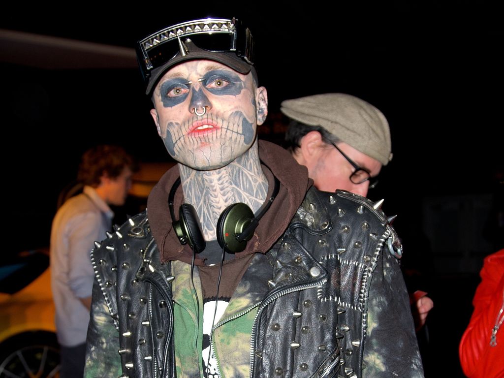Zombie Boy zieht blank: Nur der Po ist unbemalt! | Promiflash.de