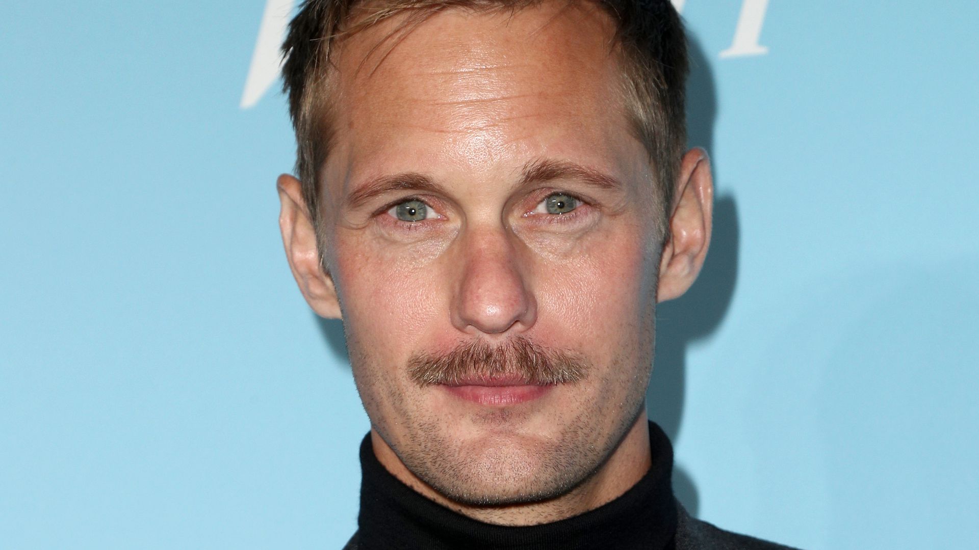 Zum Knutschen gezwungen: So war Alex Skarsgards 1. Kuss | Promiflash.de