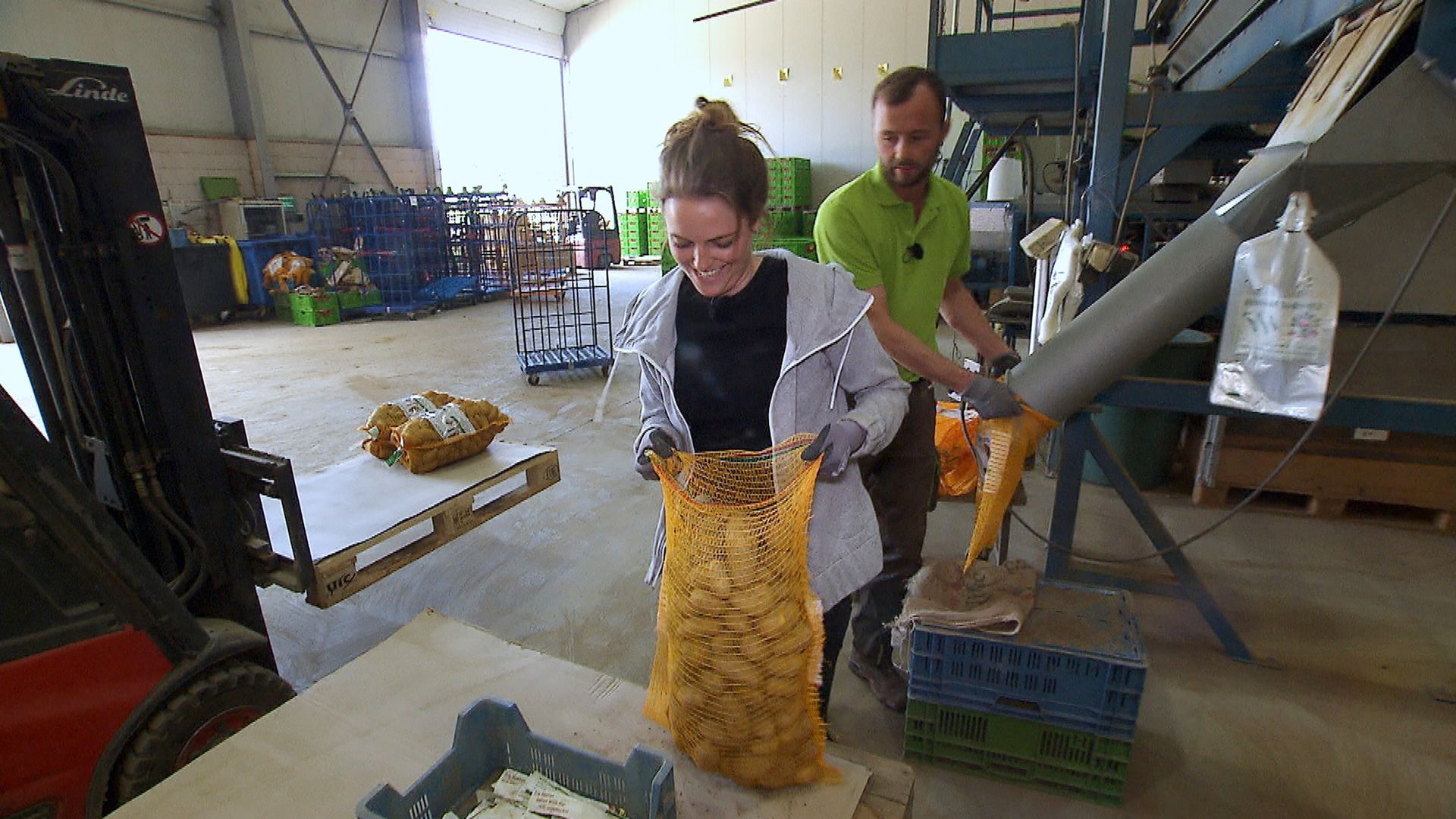 Wieder harte Hofarbeit: Alina hegt Zweifel an Bauer Peter!