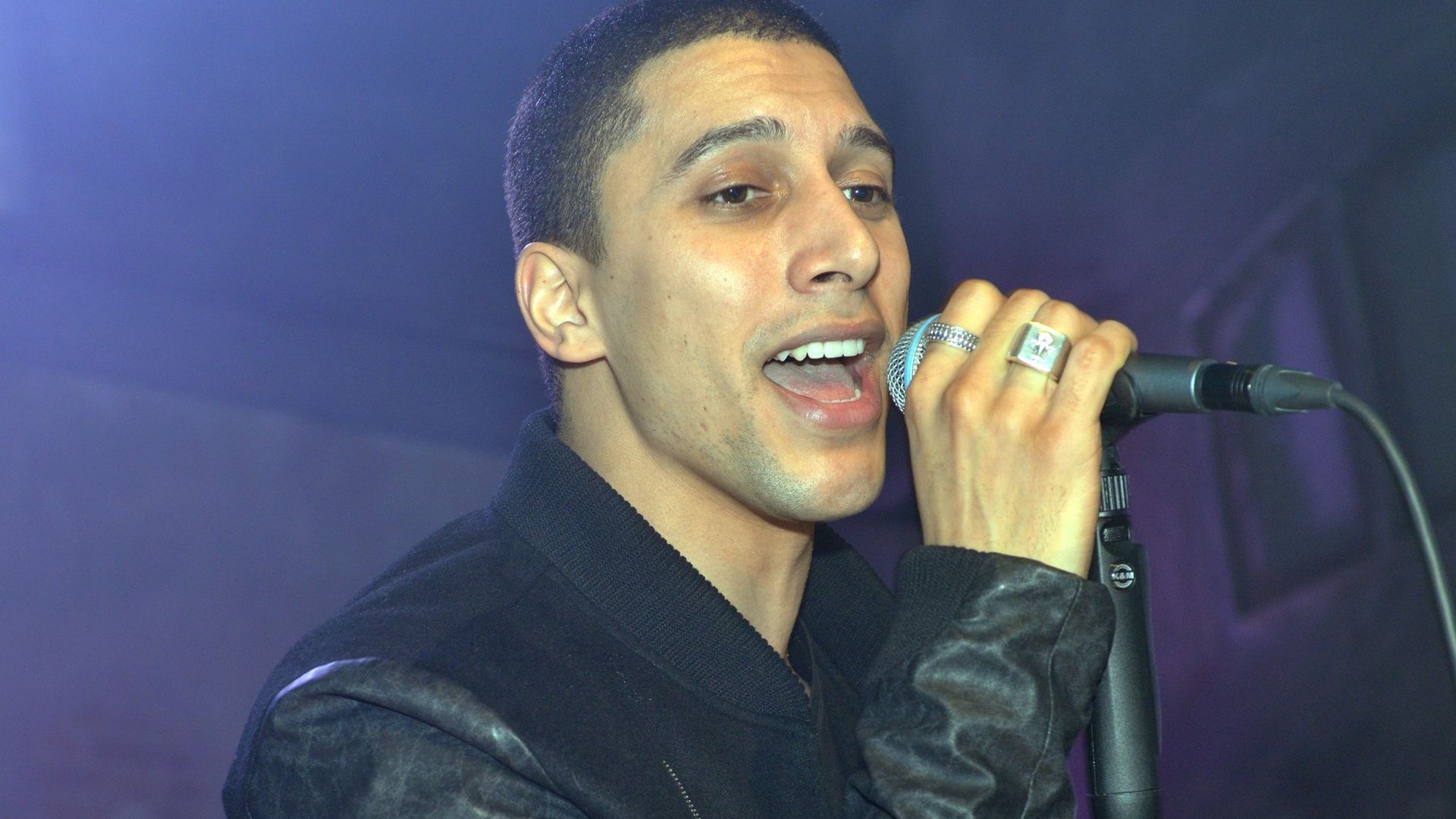 GZSZ-Stargast: Andreas Bourani singt im Mauerwerk | Promiflash.de