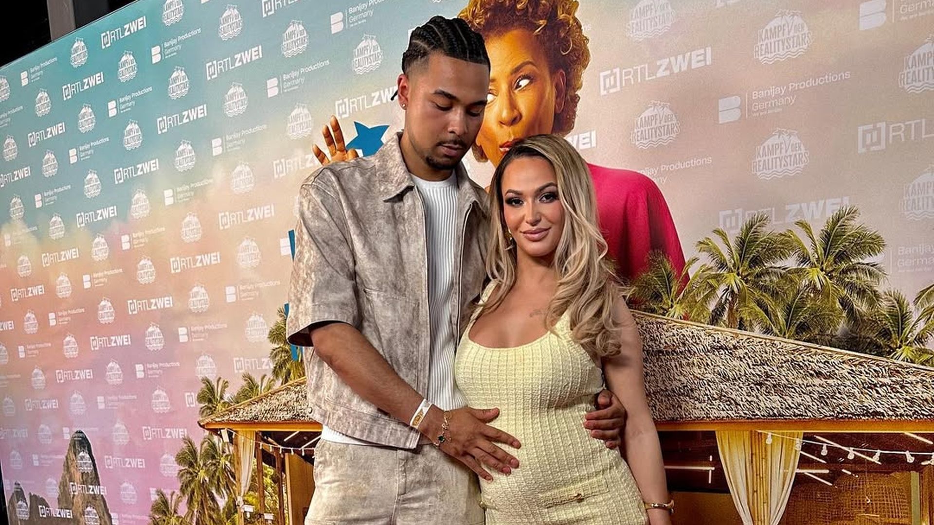 Anita Latifi präsentiert erstmals Babybauch auf Red Carpet