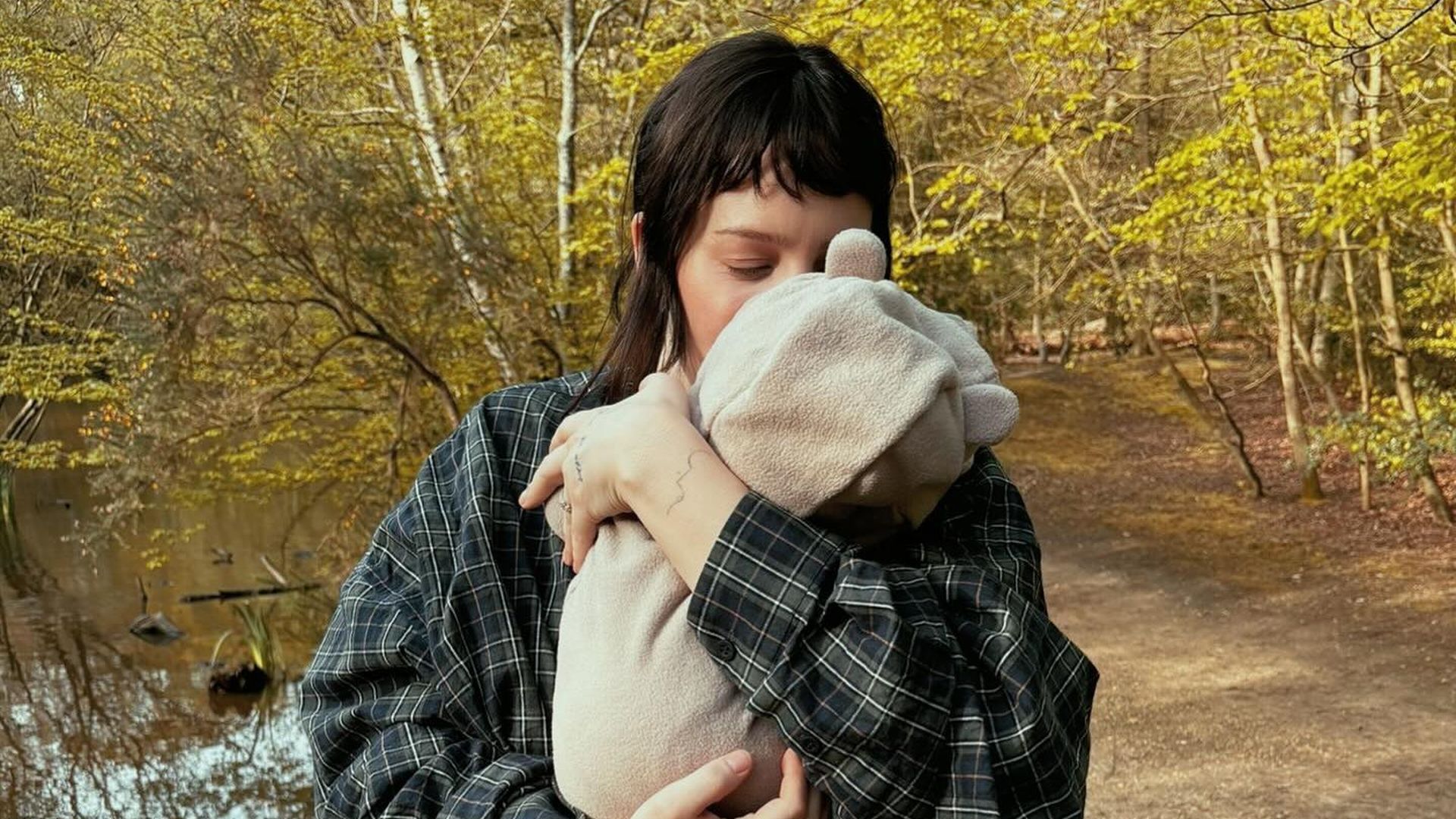 Anne-Marie teilt zum ersten Mal ein Bild mit ihrem Baby!