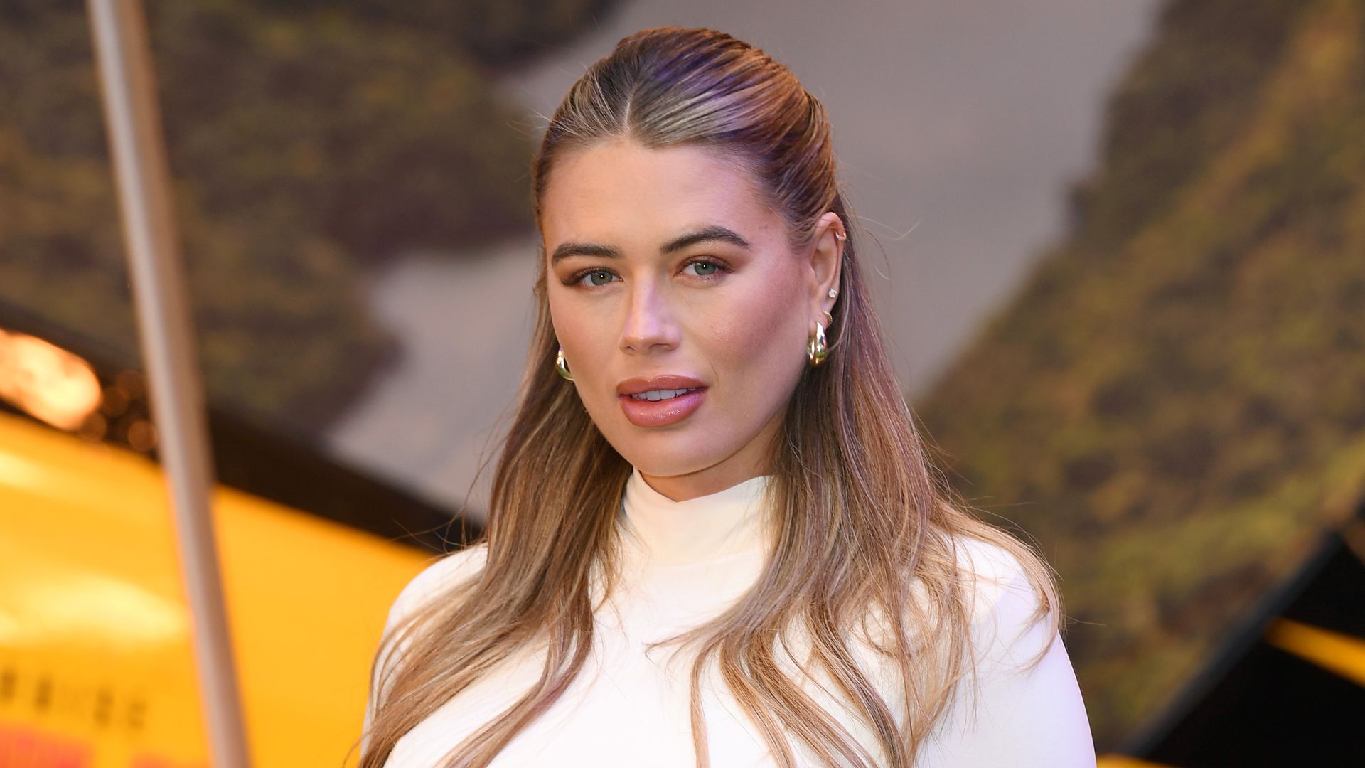 Model Arabella Chi strahlt hochschwanger auf Filmpremiere