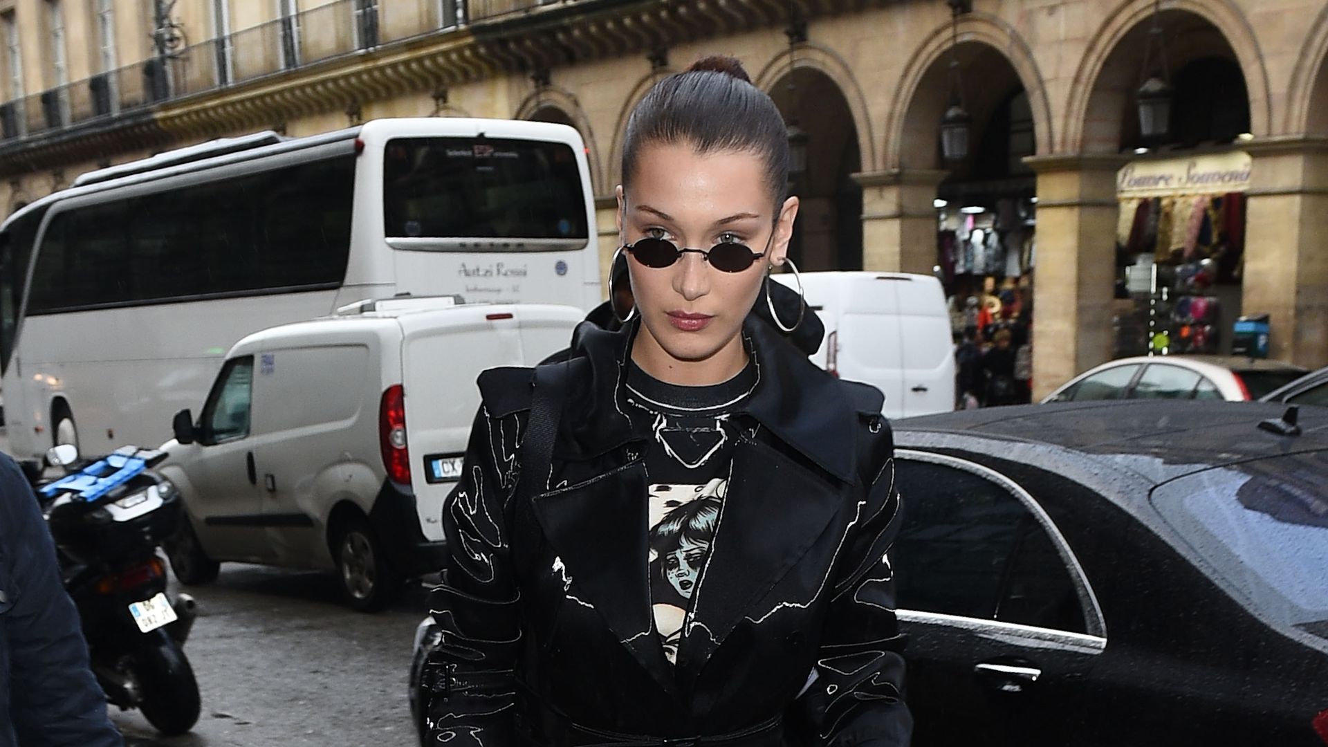 Ziemlich düster: Bella Hadid im Matrix-Look bei Fashion Week ...