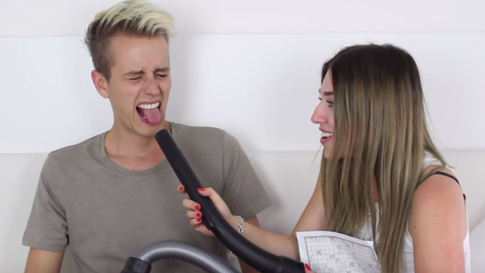 Saug-Attacke! Bibi geht ihrem Julian an die Zunge | Promiflash.de