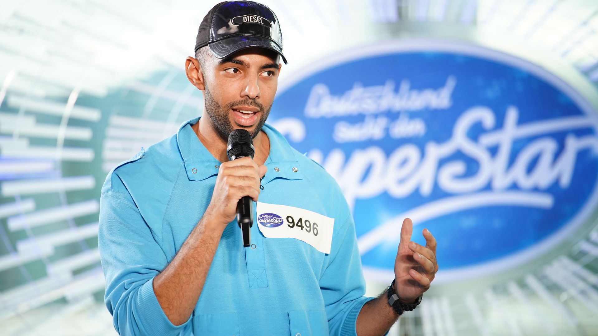 DSDS-Kandidat fordert Jury-Mitglied Oana zum Jive auf!