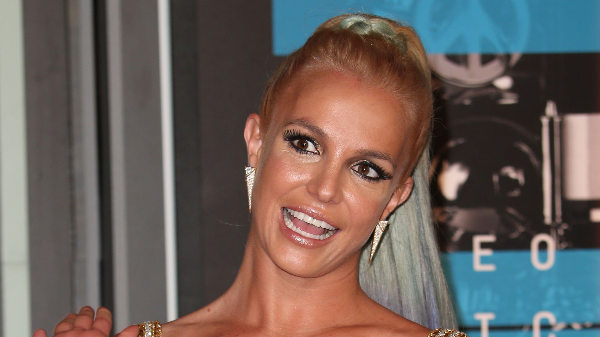 Trotz geplatztem Zipper: Britney Spears performt weiter | Promiflash.de