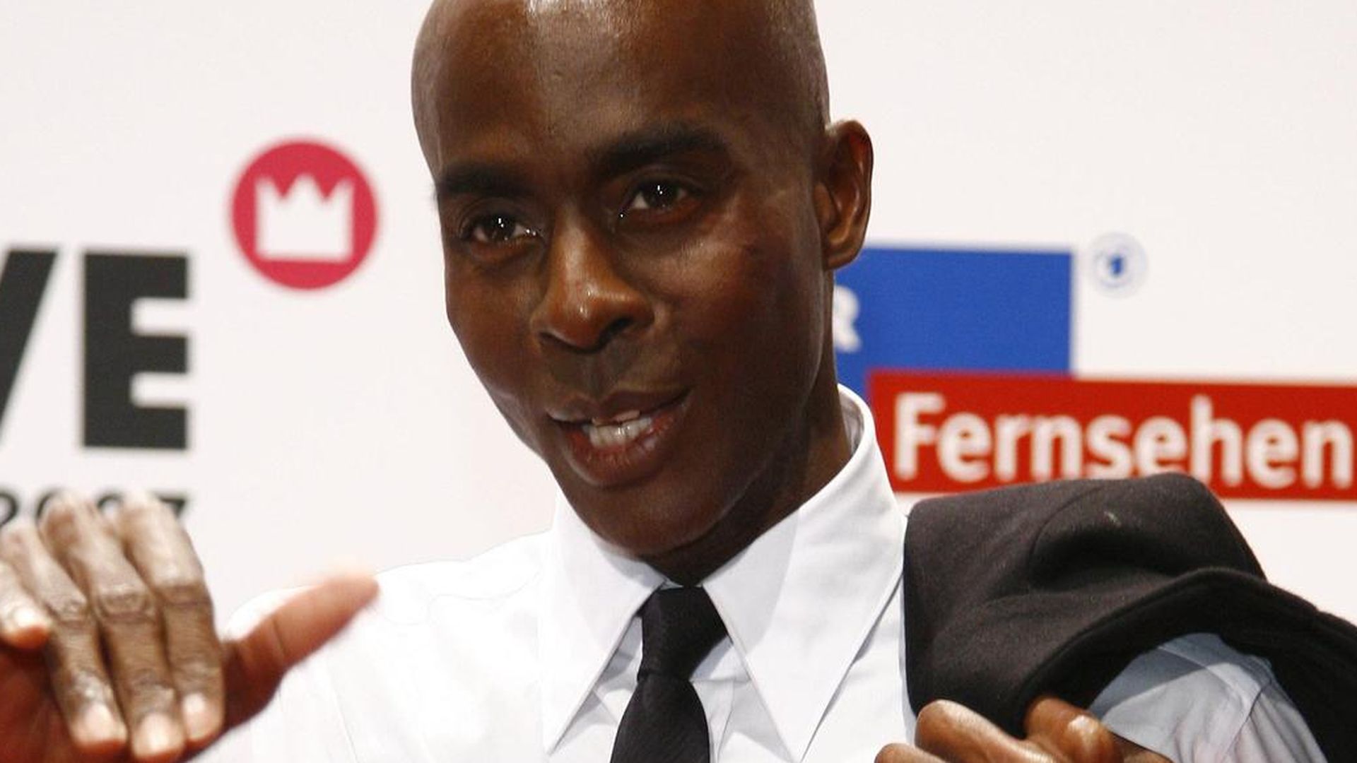 Unglaublich! Bruce Darnell stürzt auf dem Catwalk | Promiflash.de