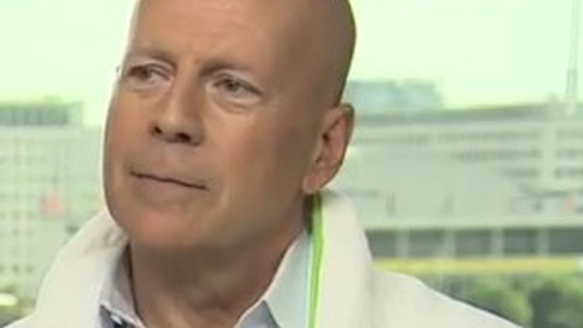 Hoppla! Bruce Willis im Bademantel beim Interview | Promiflash.de Hoppla! Bruce Willis im Bademantel beim Interview | Promiflash.de
