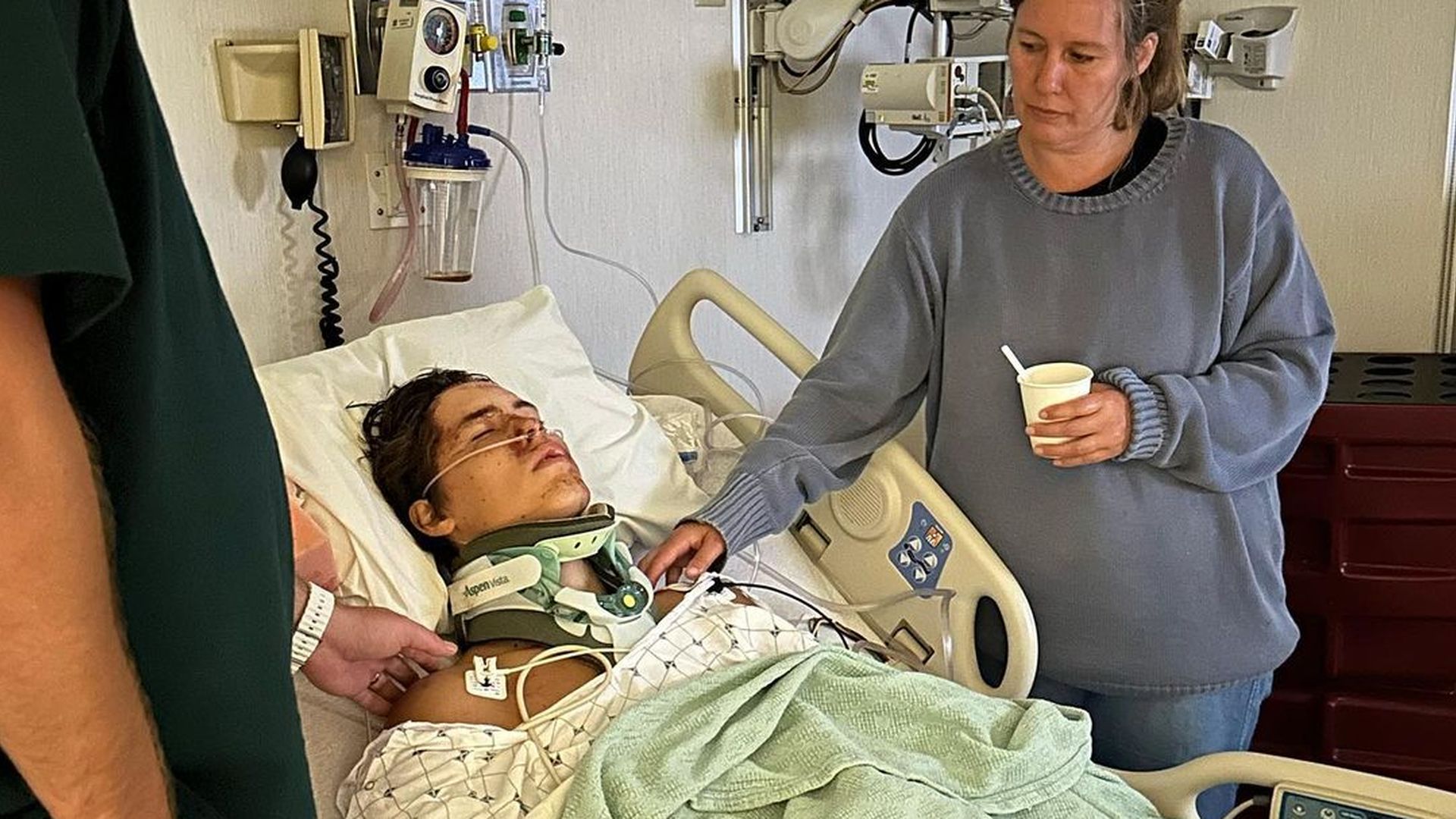 Von Klippe gestürzt: TikToker Caleb Coffee schwer verletzt