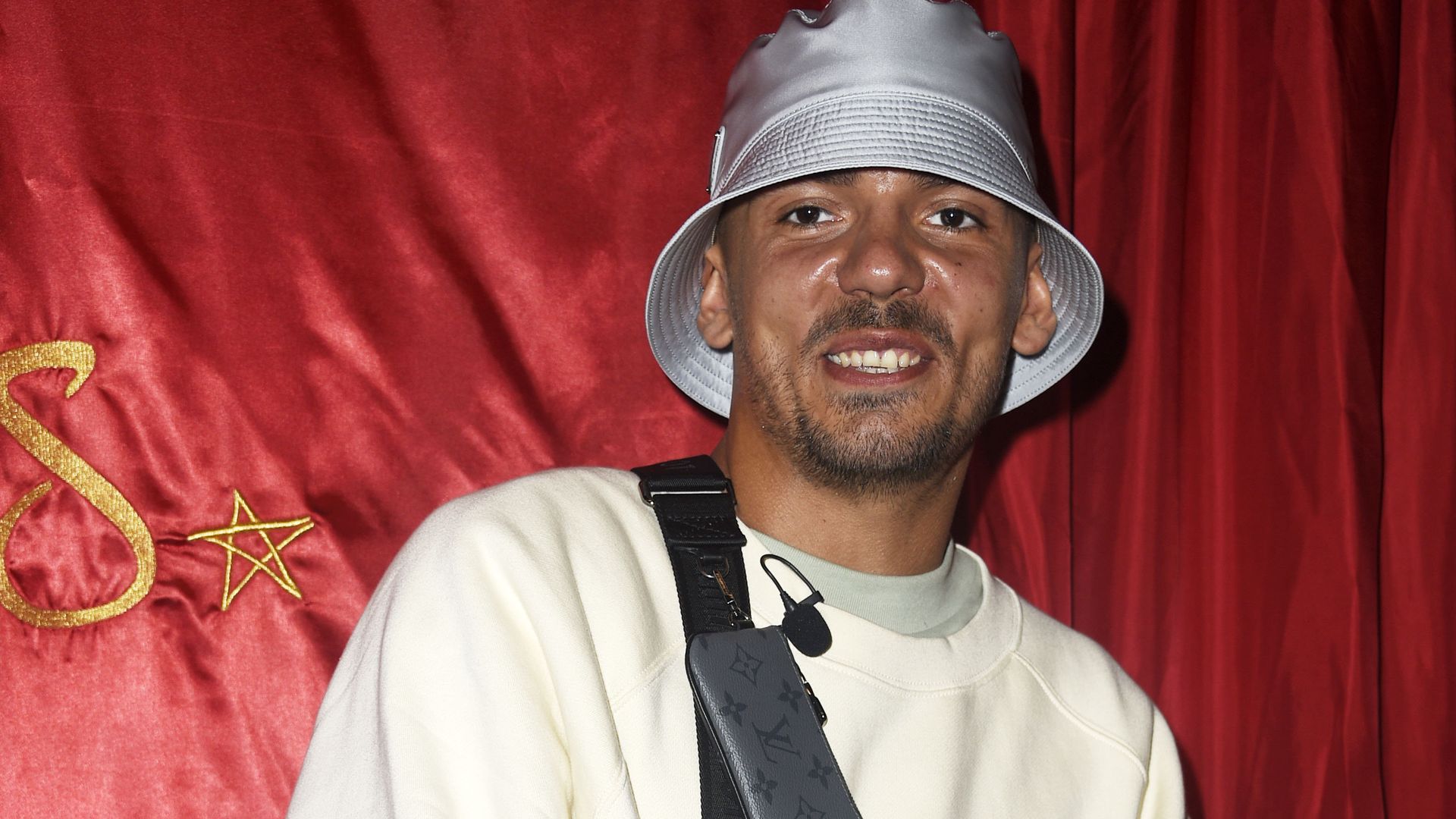 Wegen Partydroge Lachgas im Rollstuhl: Rapper Capital Bra warnt vor ...