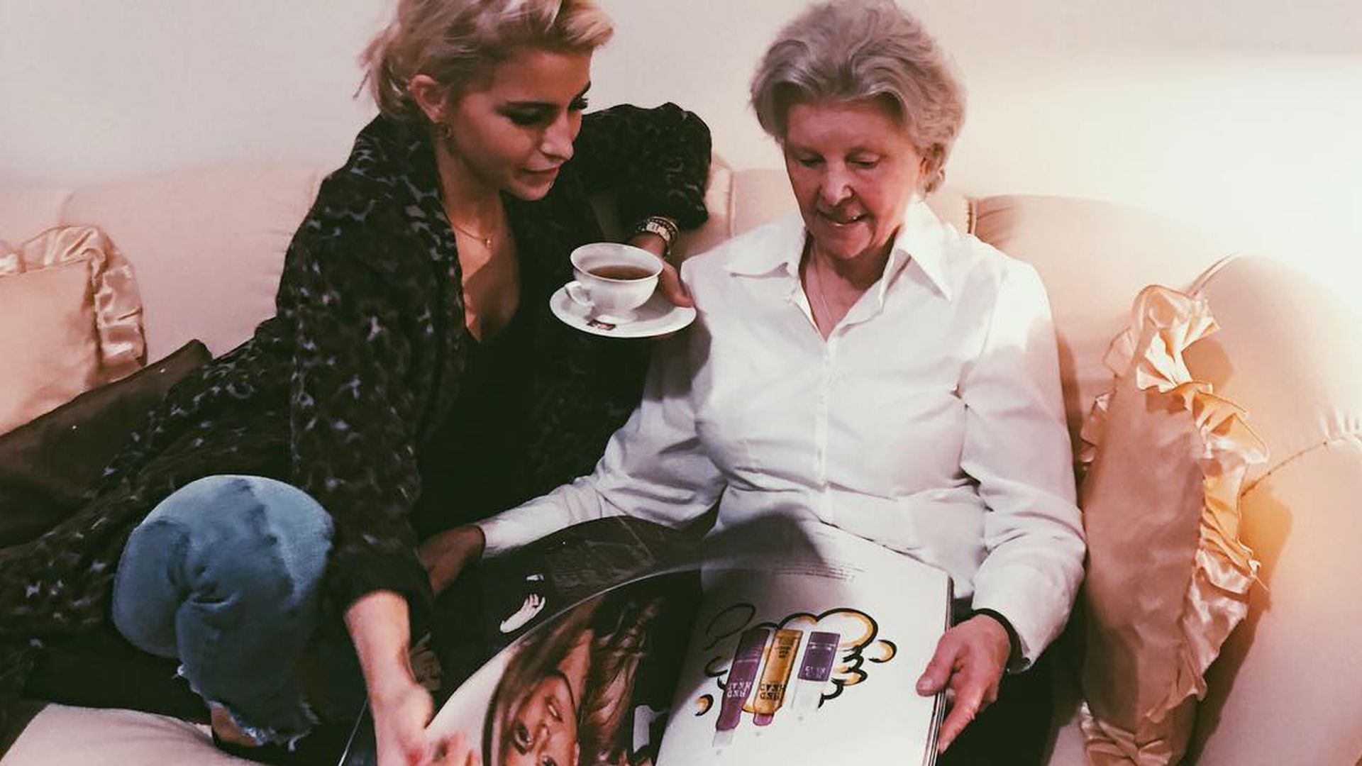 "Das darf nicht wahr sein": Caro Daur erstaunt Omi mit App! | Promiflash.de