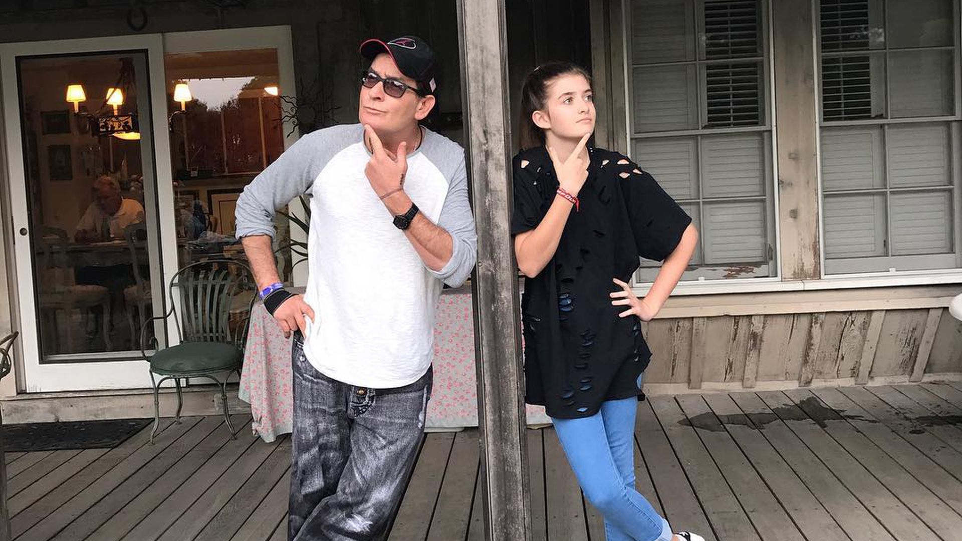 So cool wie Daddy? Charlie Sheen posiert lässig mit Tochter ...