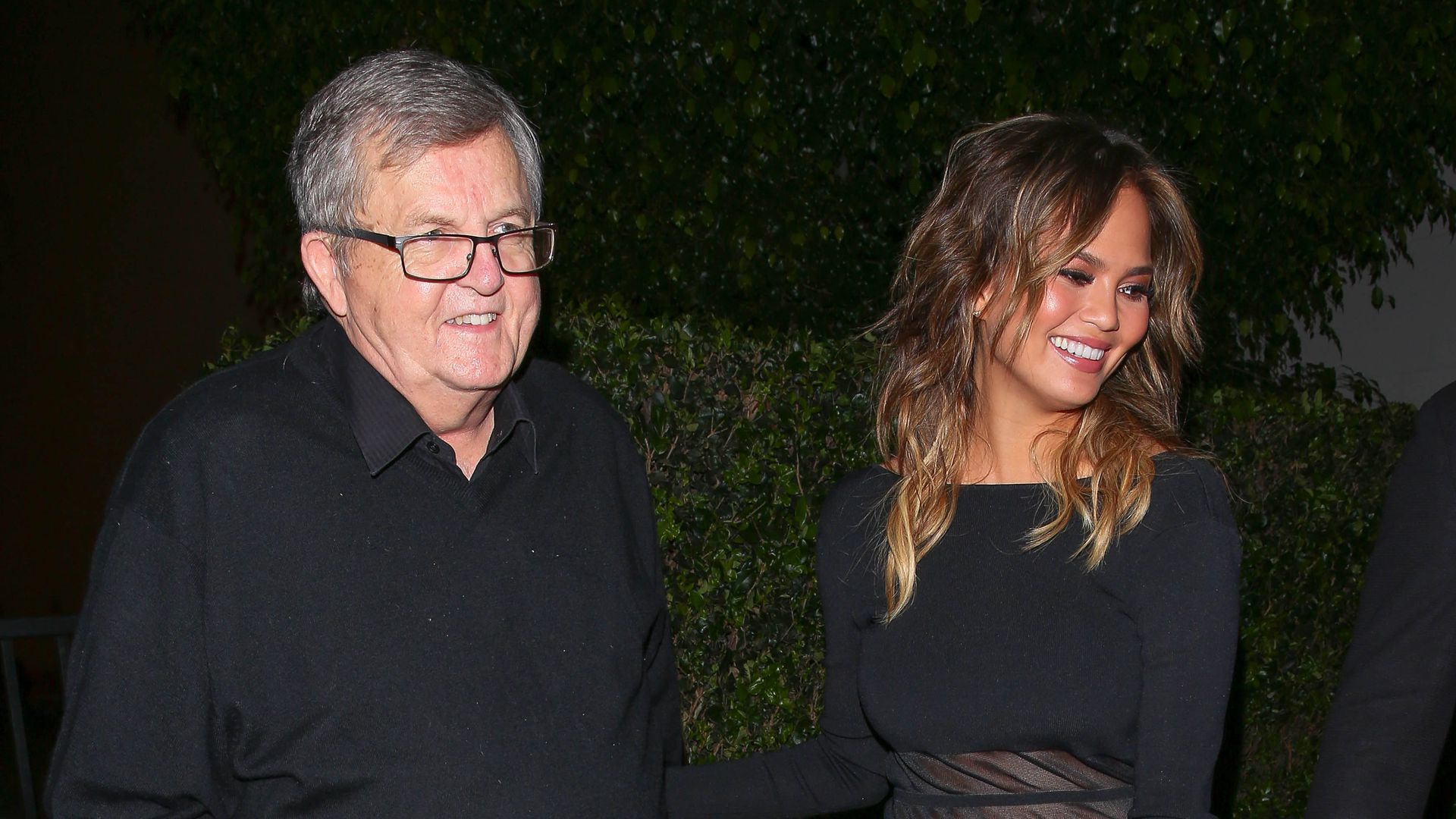 Zum B-Day: Chrissy Teigens Dad trägt ihr Gesicht als Tattoo | Promiflash.de