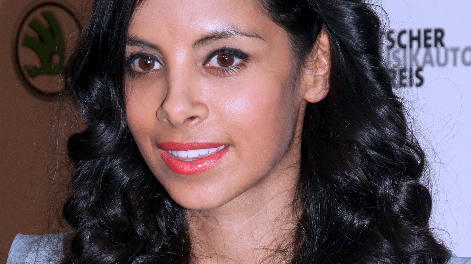 Collien Fernandes klagt: "Meine Brüste sind echt!" | Promiflash.de