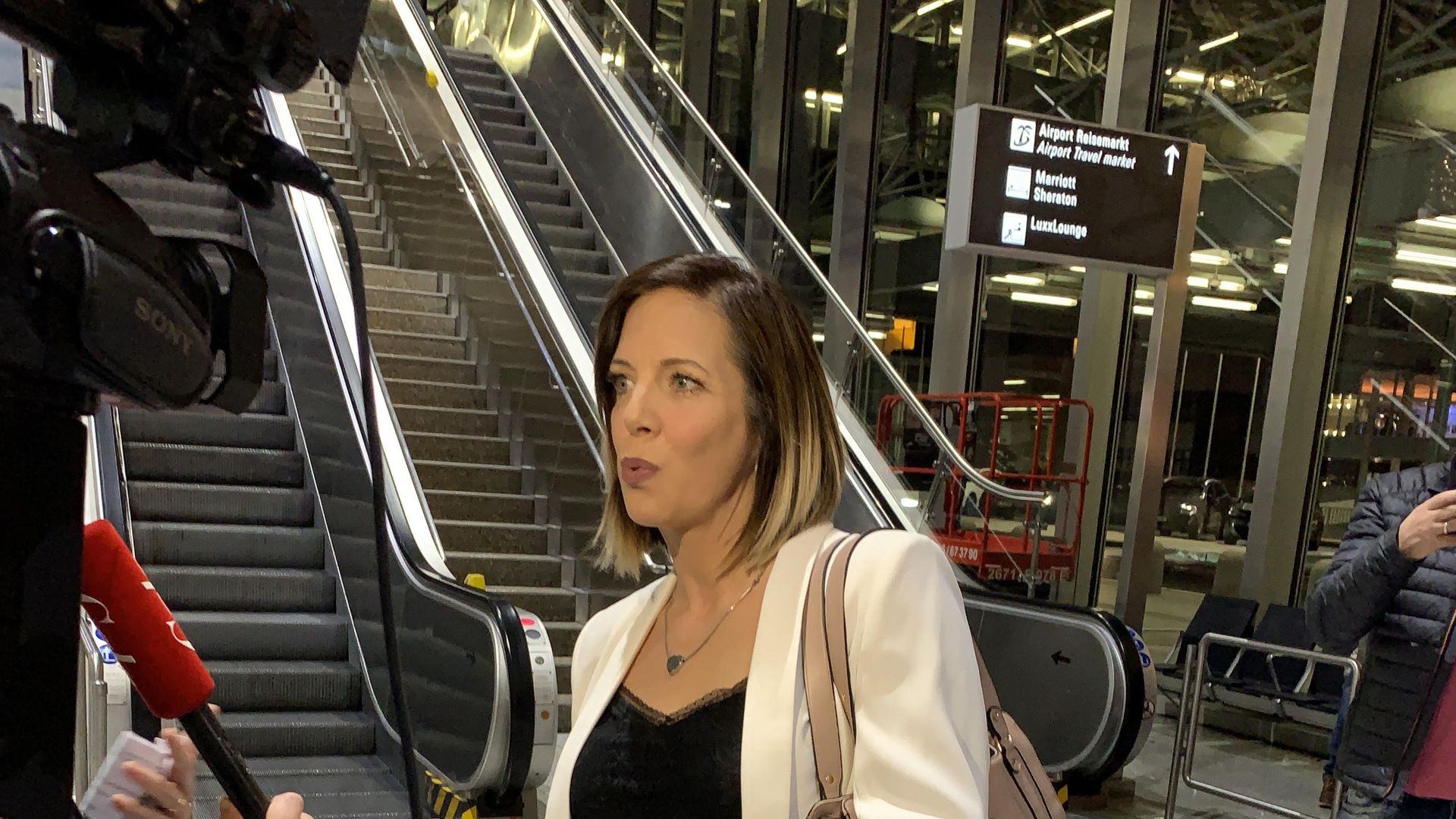 Strahlend schön: Danni Büchner bereit für Dschungel-Abflug