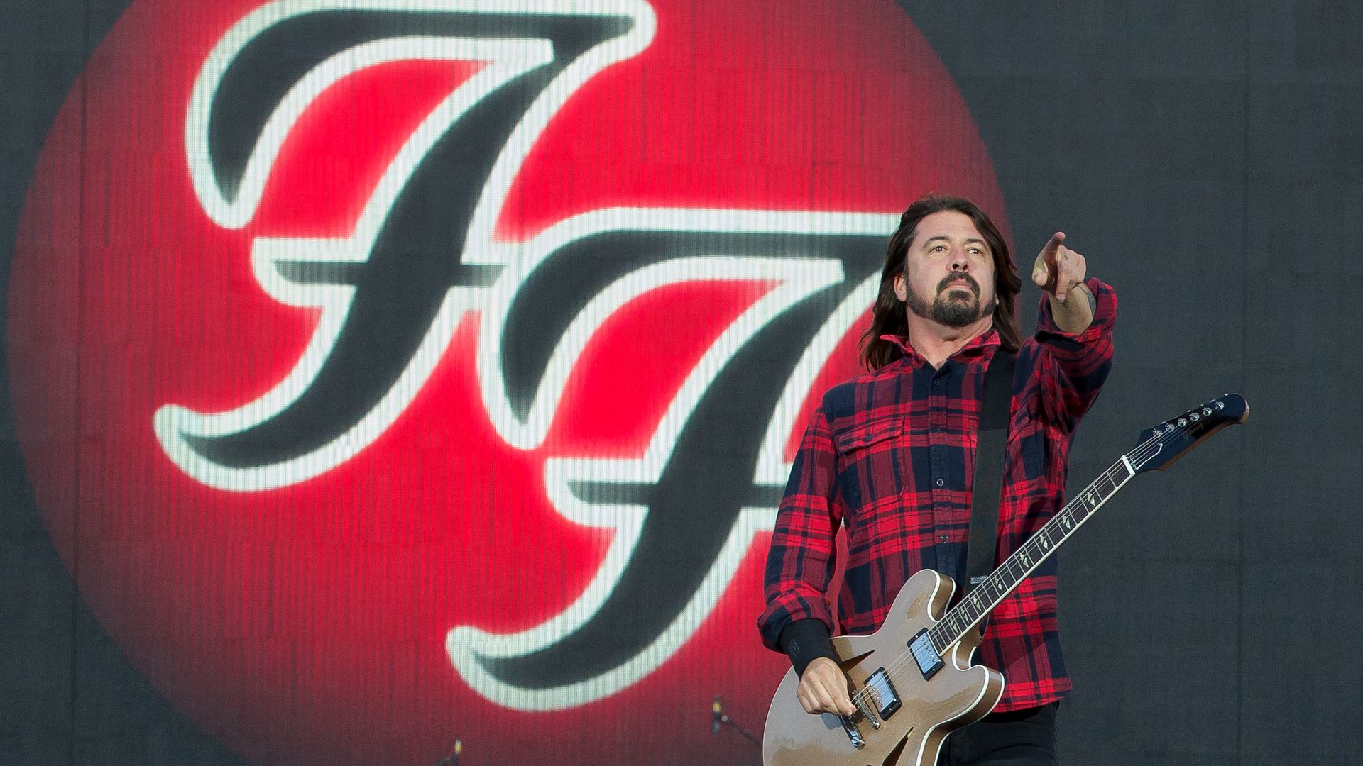 Nach Dave Grohls Beinbruch: Foo Fighters sagen Tour ab | Promiflash.de