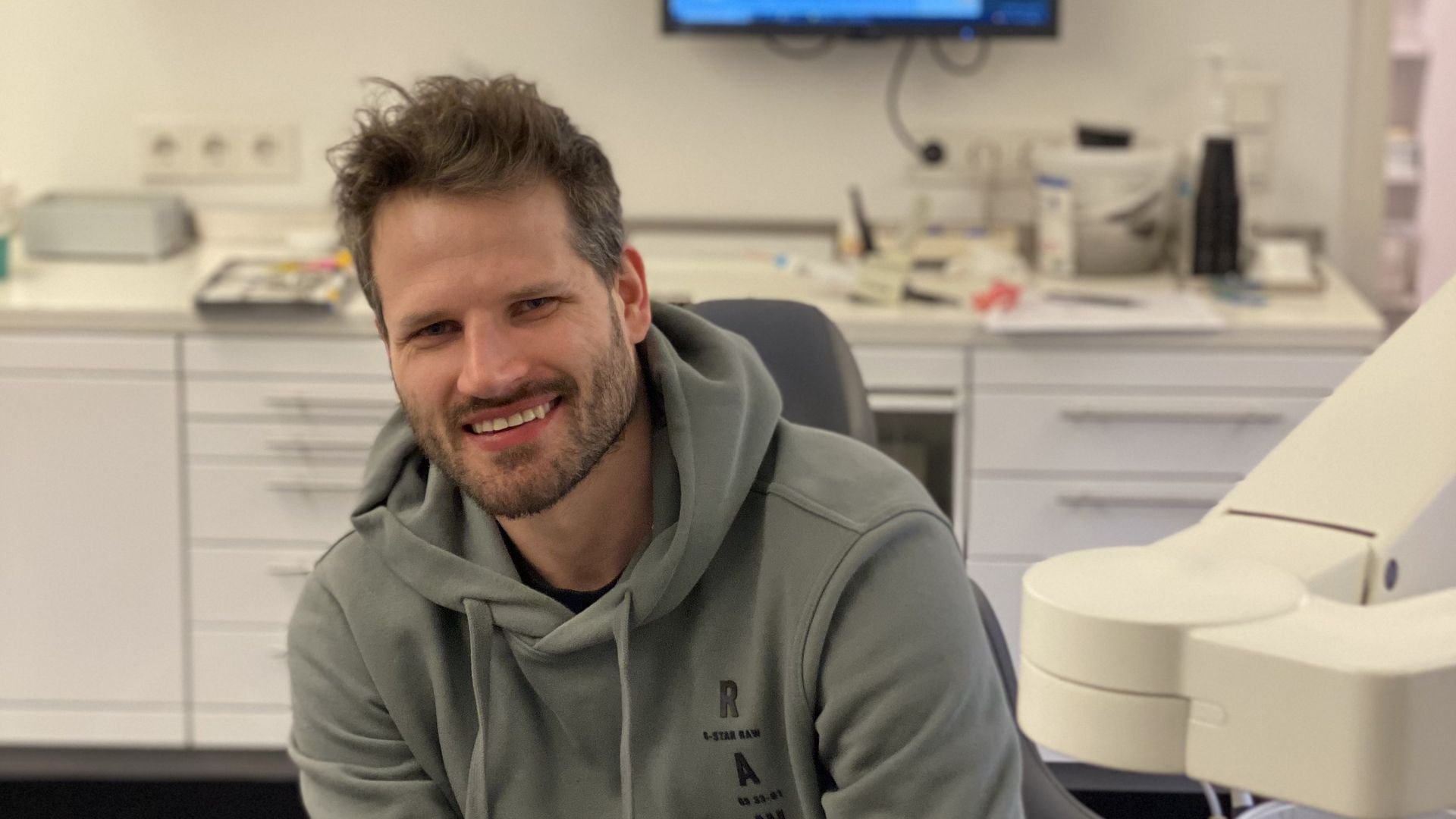 6.000 Euro: Model David Koch lässt sich Zahnimplantat setzen