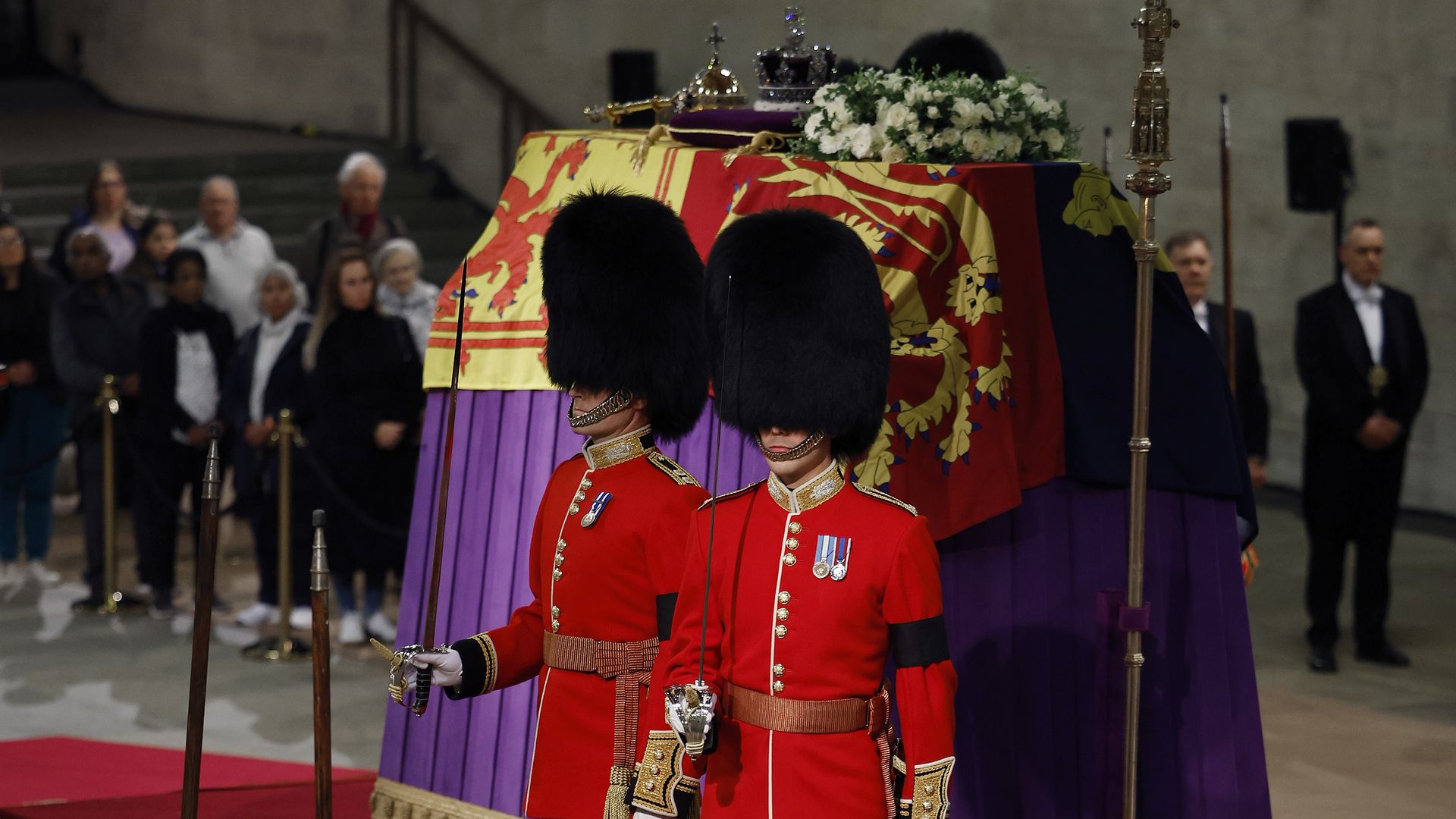Verhaftung in Westminster Hall: Mann berührt Sarg der Queen!