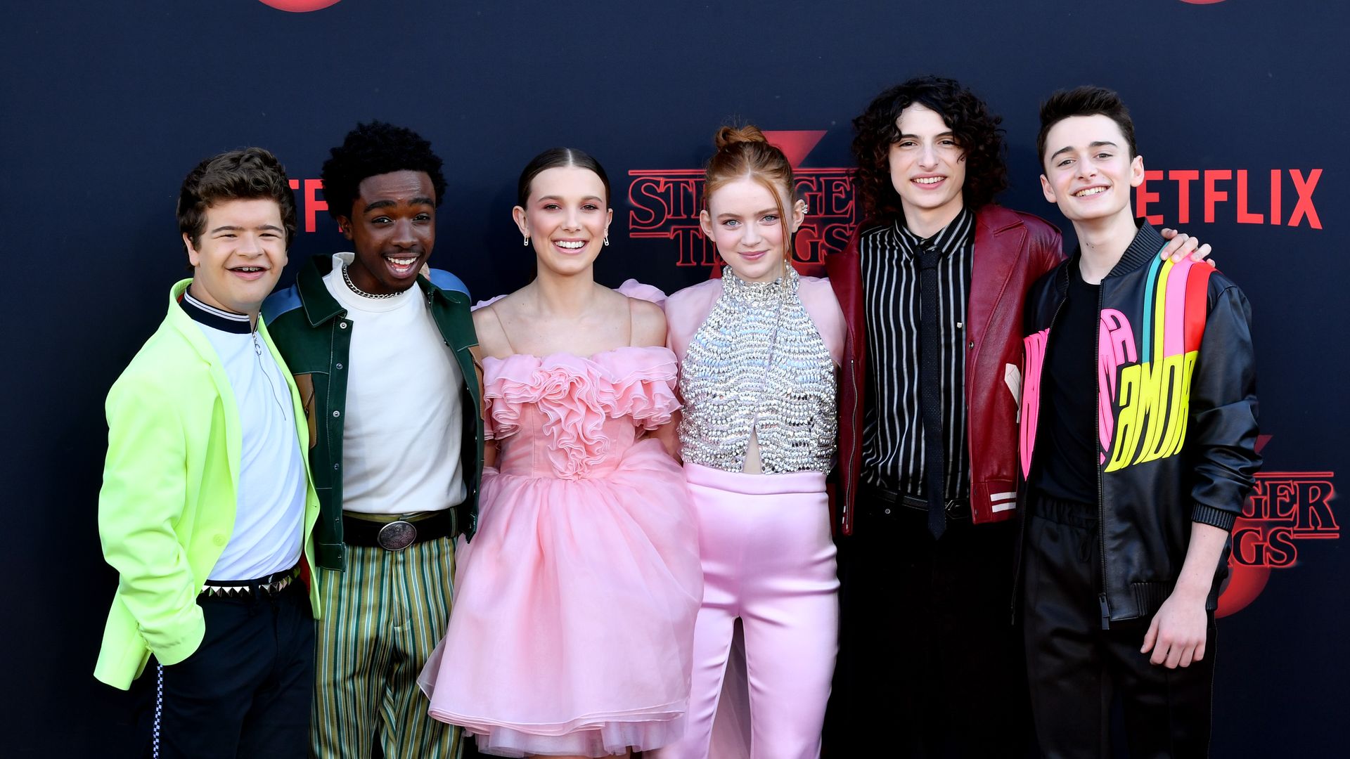 Co-Stars gratulieren Millie Bobby Brown zu ihrer Verlobung!