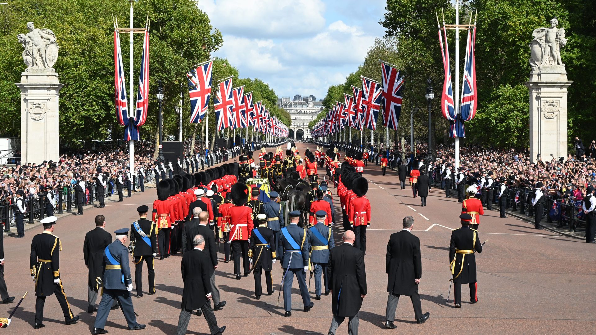 Prozession: Sarg der Queen wird in Westminster Hall gebracht