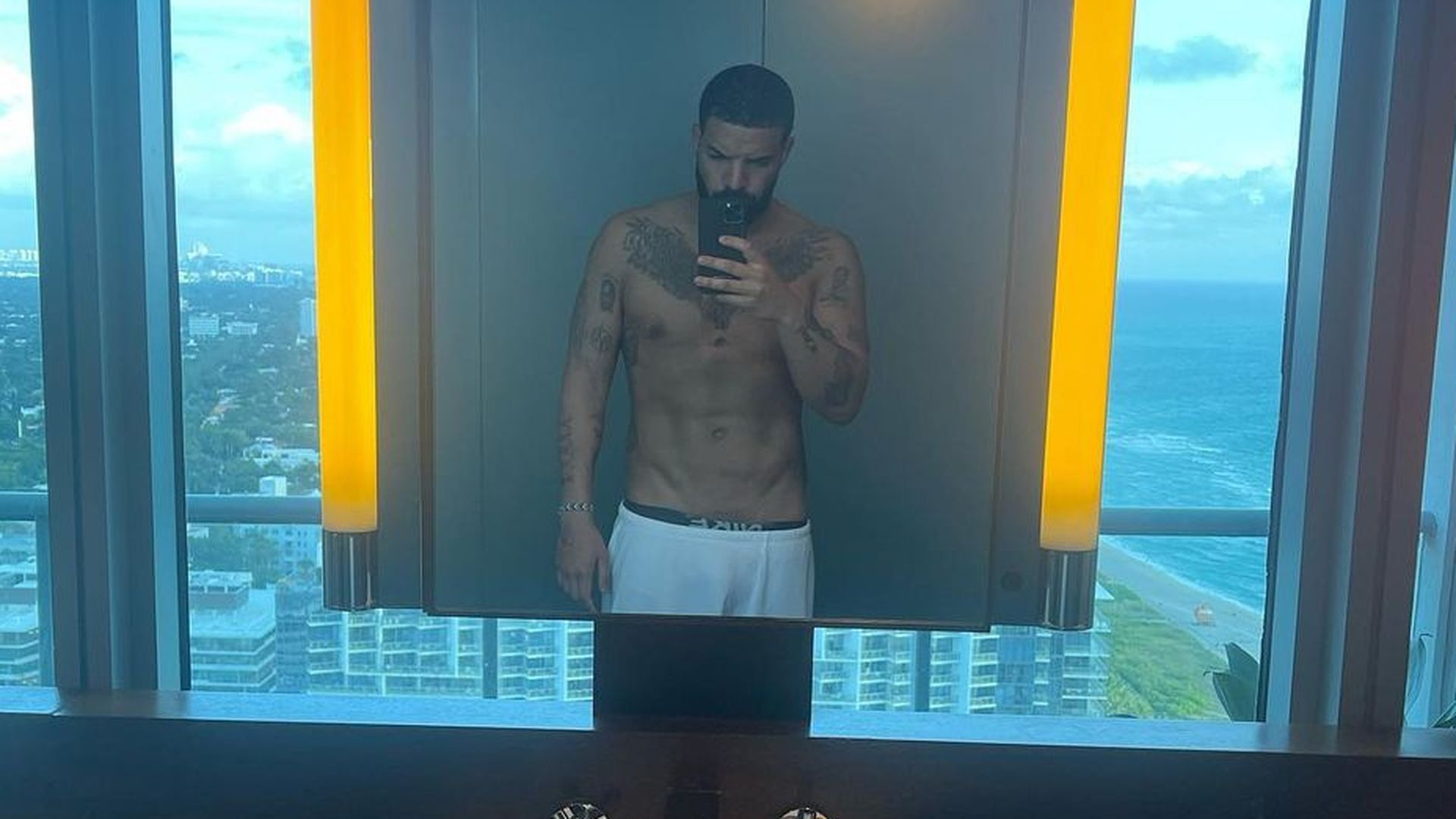 Ganz schön trainiert! Drake zeigt sein stahlhartes Sixpack