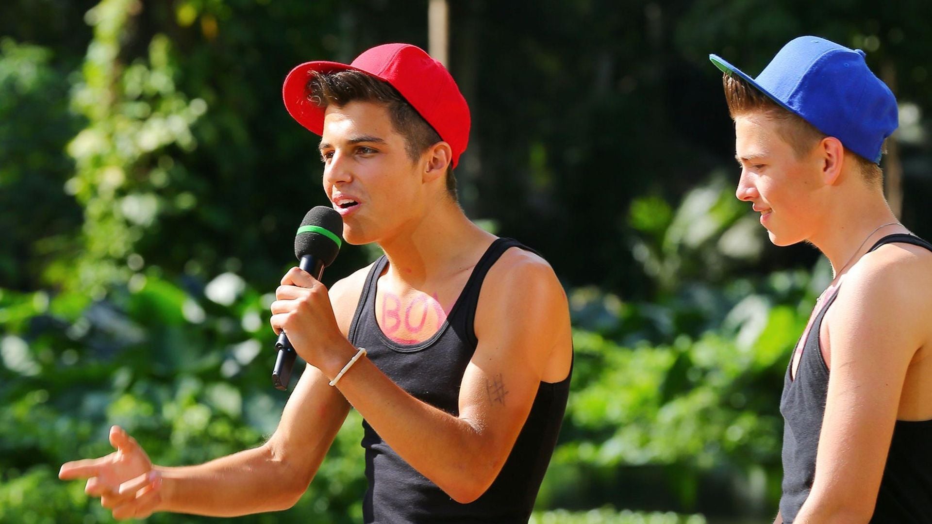 DSDS: Robin & Enrico im "schmierigen" Partner-Look | Promiflash.de