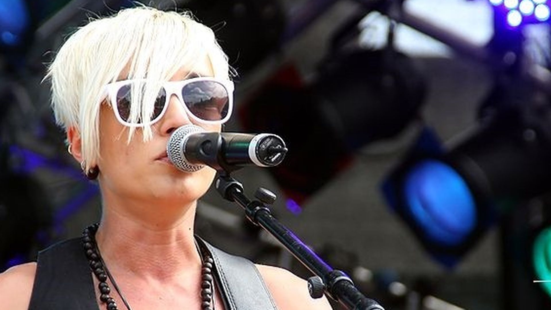 Elli Erl: Erlogene Lebensgeschichten bei DSDS! | Promiflash.de