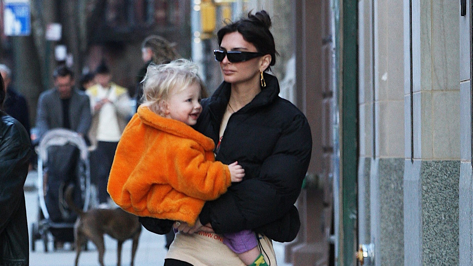 Emily Ratajkowski spaziert mit Sohn Sylvester durch New York