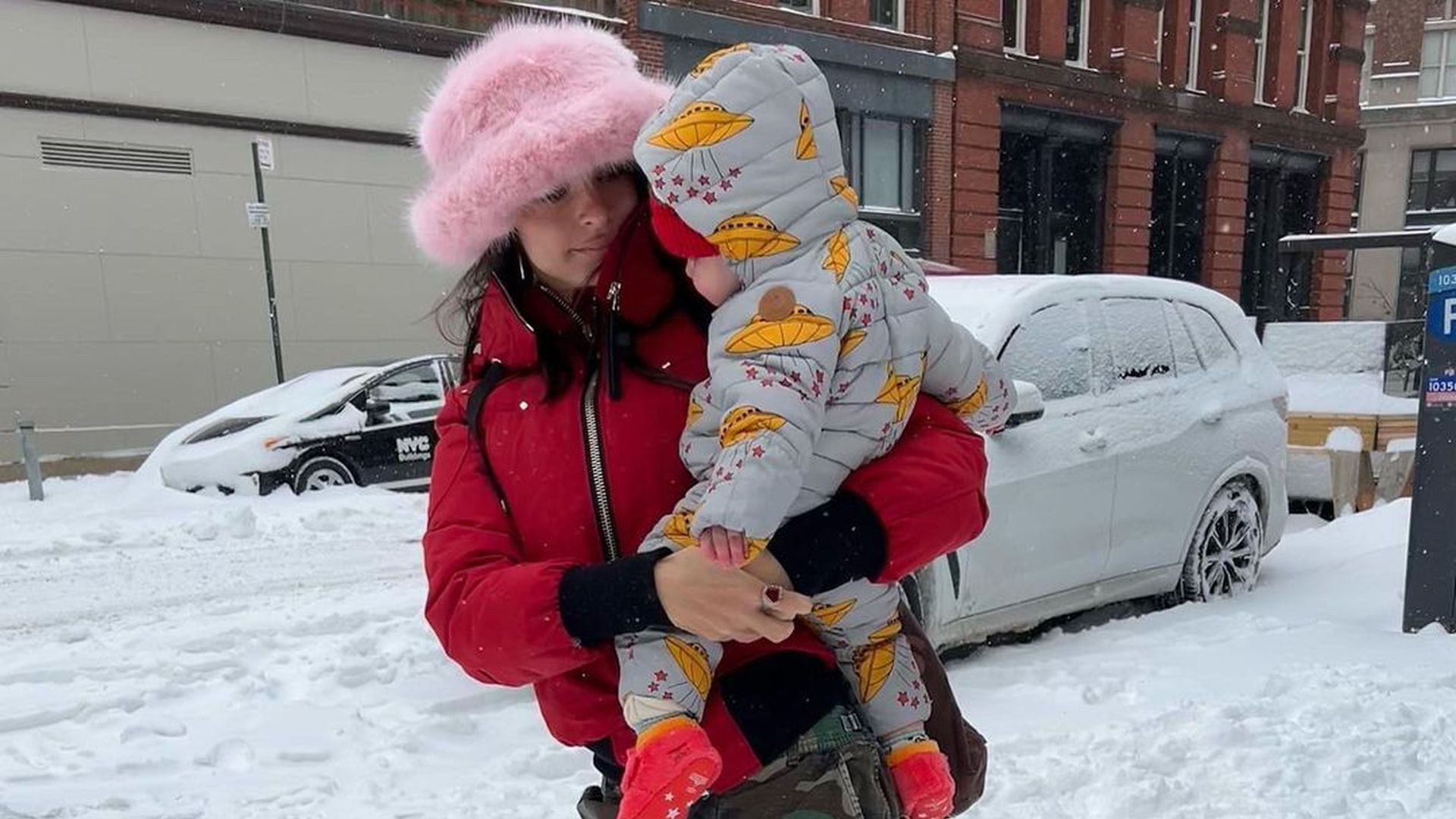 So süß tollt Emily Ratajkowskis Söhnchen Sylvester im Schnee