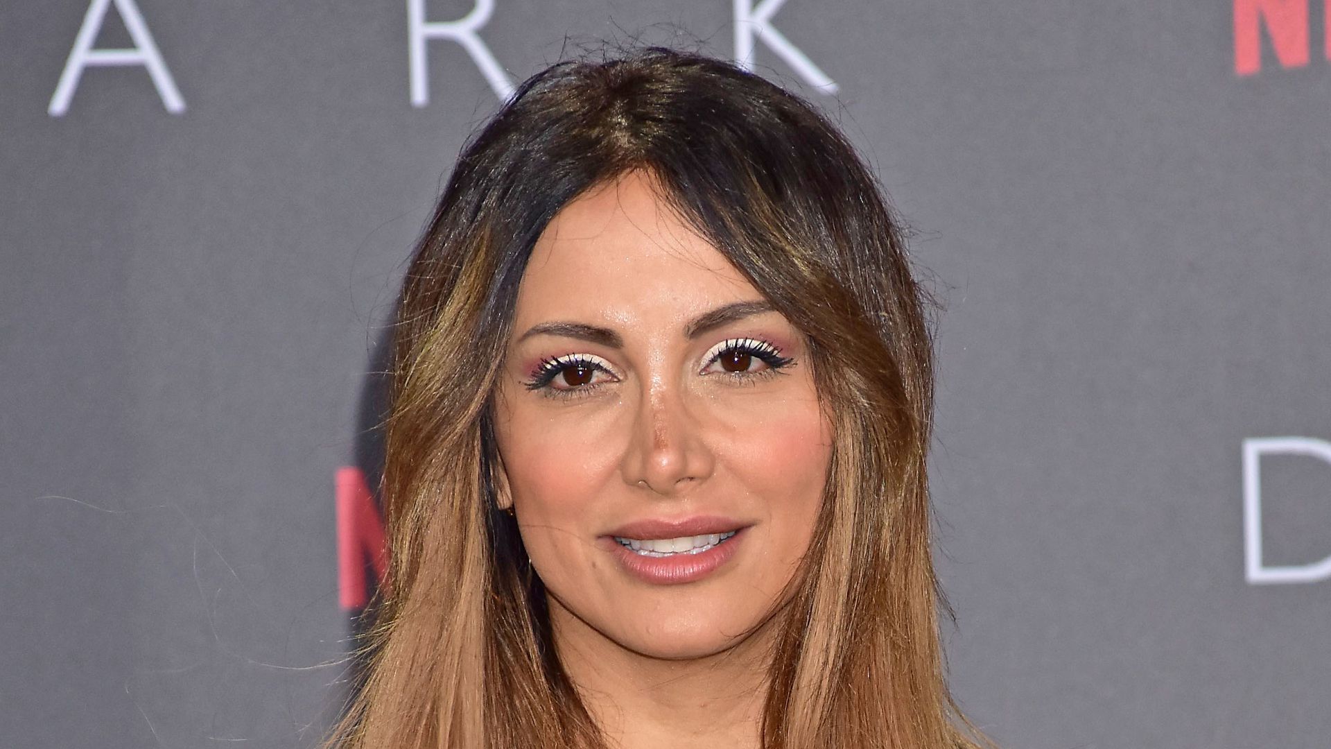 Für ihre größten Fans: Enissa Amani tritt im Gefängnis auf! | Promiflash.de