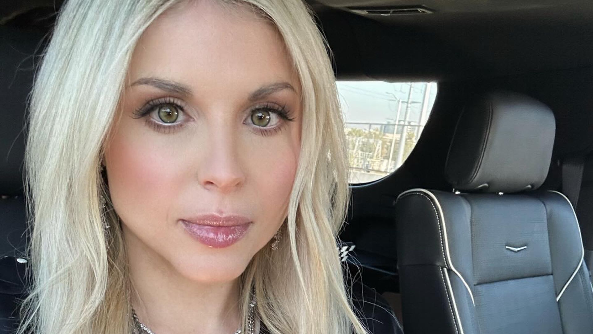 Firerose chillt nach Trennung von Billy Ray Cyrus im Studio