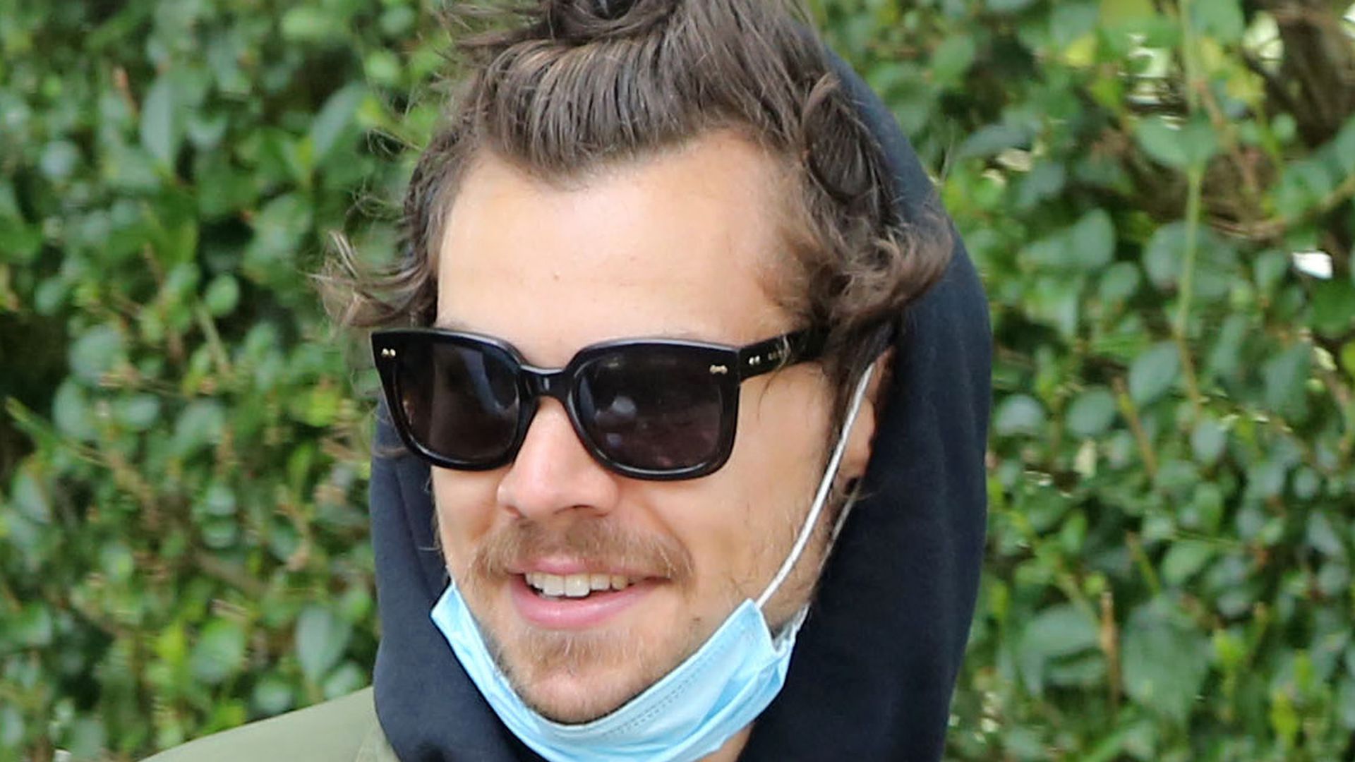 Harry Styles berrascht Fans Schon Wieder Mit Neuem Look Promiflash de