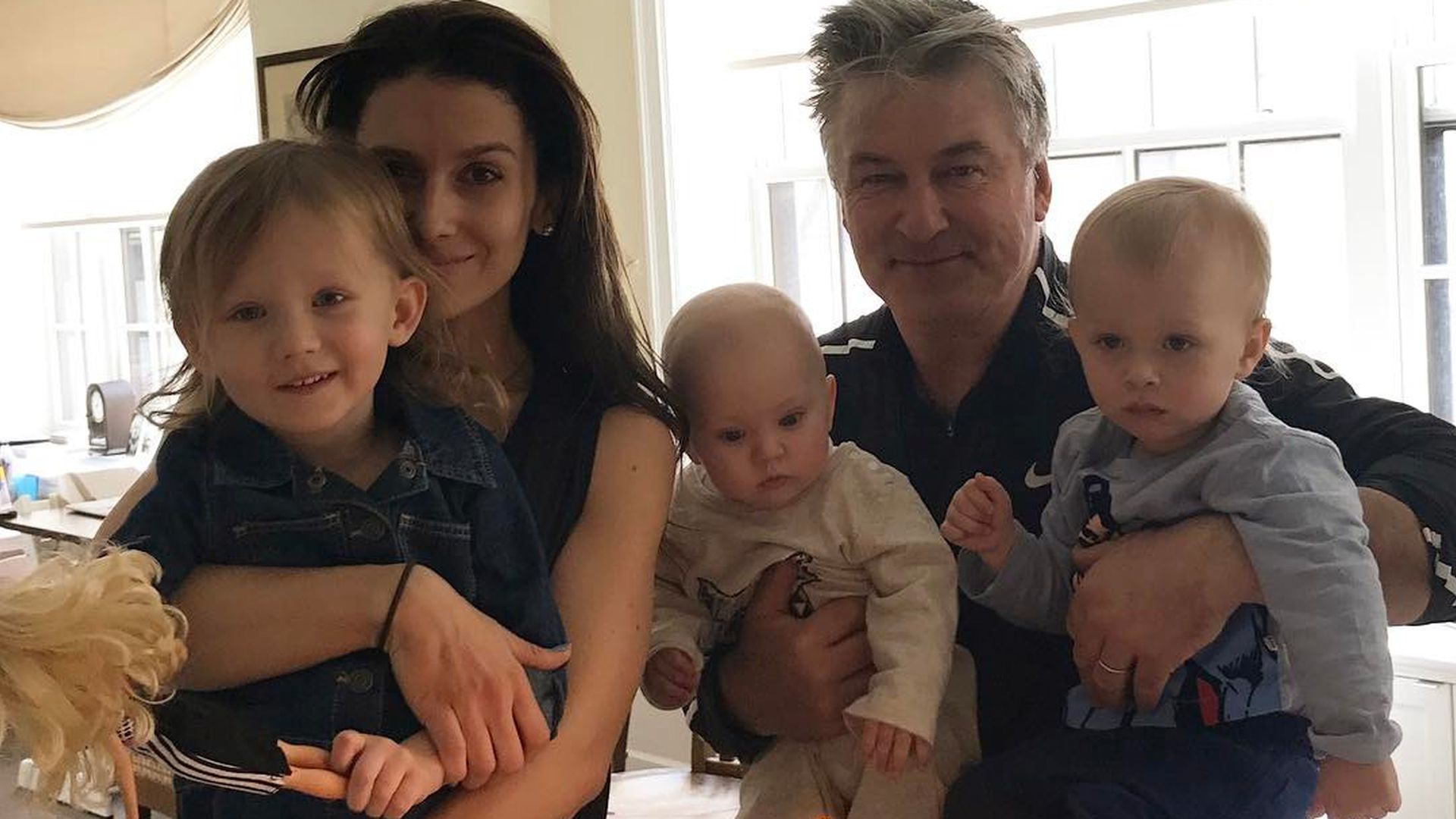 Wie süß! Alec Baldwins jüngste Kids gratulieren zum B-Day! | Promiflash.de