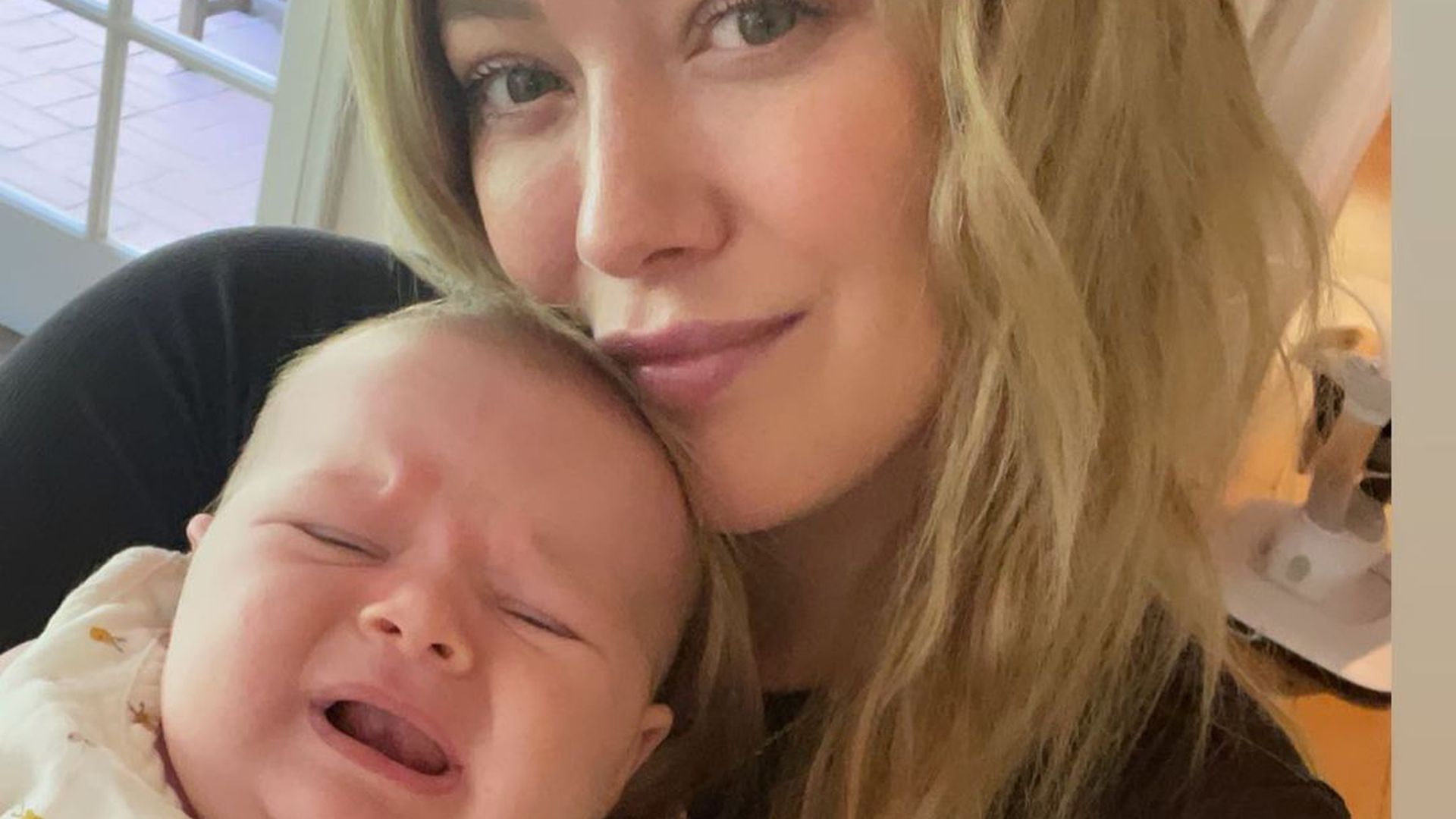 Ups: Hier knuddelte Hilary Duff ihr Baby Mae etwas zu doll!